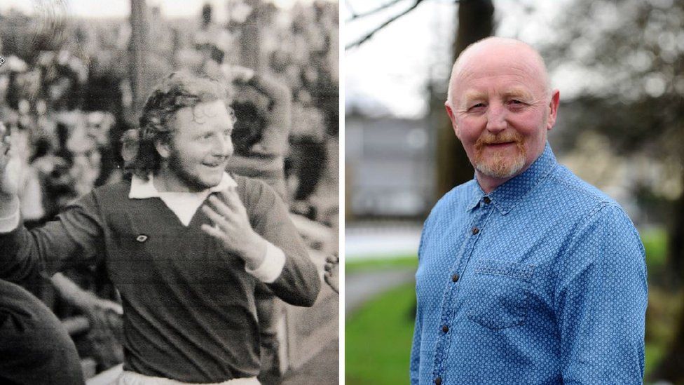 Fan scores Derek Showers' autograph with postmen help - BBC News