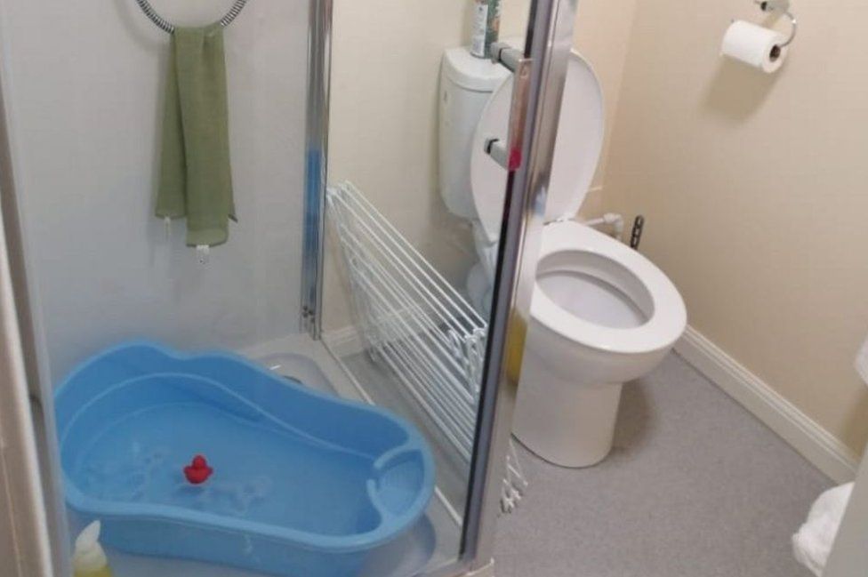 Mothers and babies moved from cramped asylum seeker bedsits - BBC News