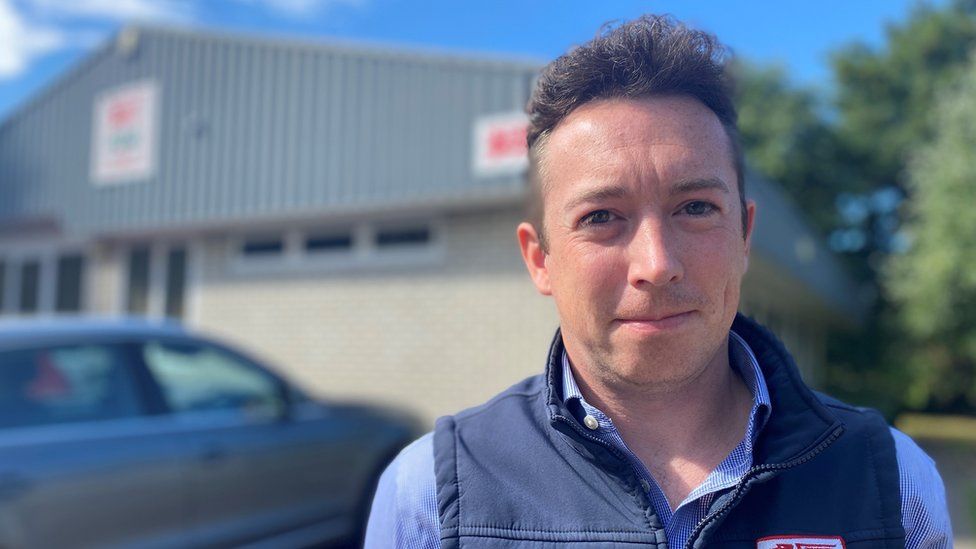 Cau safle Ambiwlans Awyr 'y gwahaniaeth rhwng byw a marw' - BBC Cymru Fyw