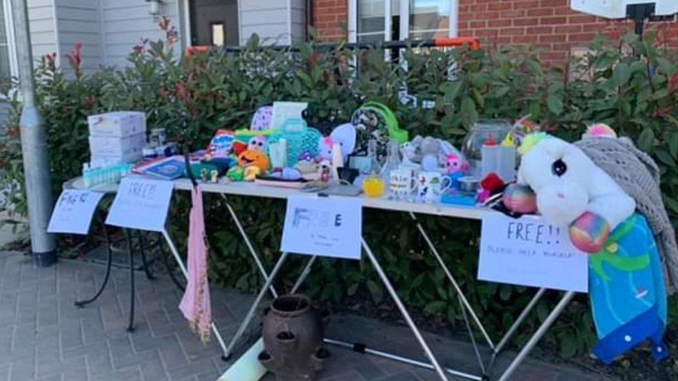 Rowhedge builds 'community' by giving their things away - BBC News