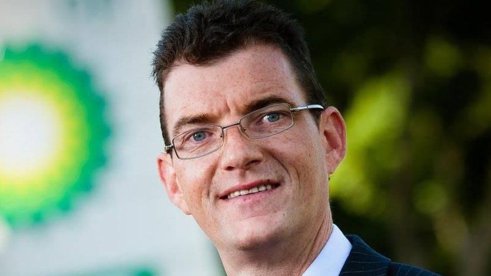 Cost of living: Act of kindness helps little girl go to cinema - BBC News