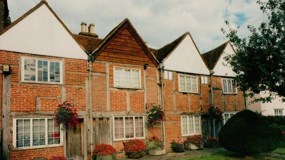 15th Century paintings in Piccotts End 'on show for last time' - BBC News