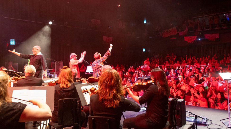 Oriel luniau: Noson y Wal Goch - BBC Cymru Fyw