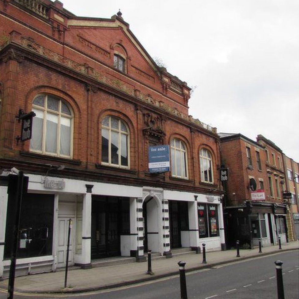 Wigan Royal Court theatre to be restored to 'former glory' - BBC News