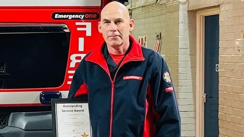 Norfolk fireman Carl Mills dies at fire station - BBC News