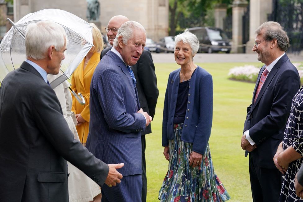 King and Queen host Holyroodhouse garden party - BBC News