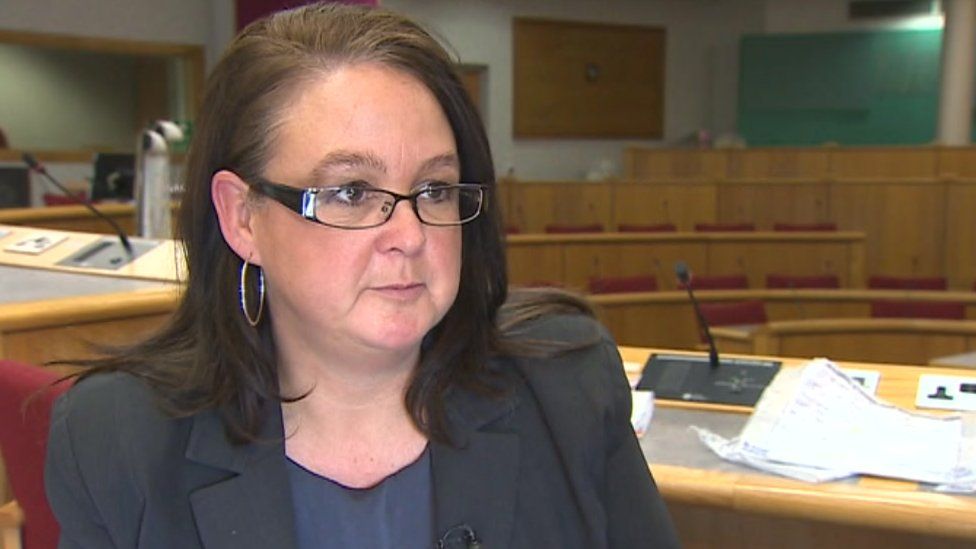 Dioddefwyr twyll 'wedi colli £2.6m' yn y blynyddoedd diwethaf - BBC ...
