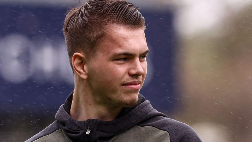 Josh Griffiths: West Brom goalkeeper signs new deal until 2027 - BBC Sport