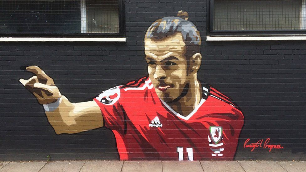 Yr artist graffiti Bryce Davies: Gadael marc ar wal a chroen - BBC ...