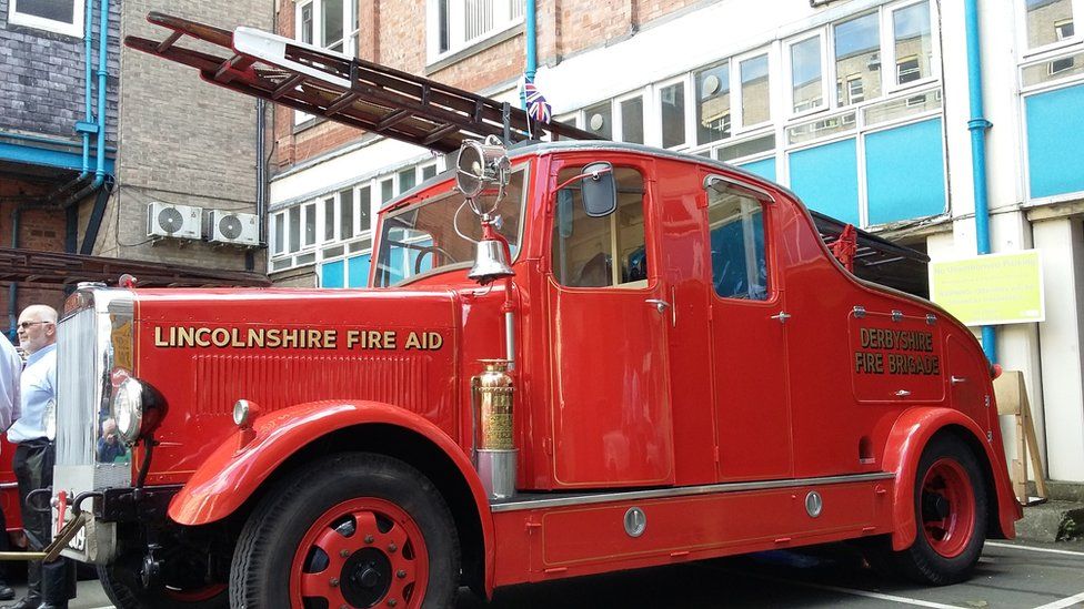 Vintage engines mark Nottingham Central Fire Station closure - BBC News