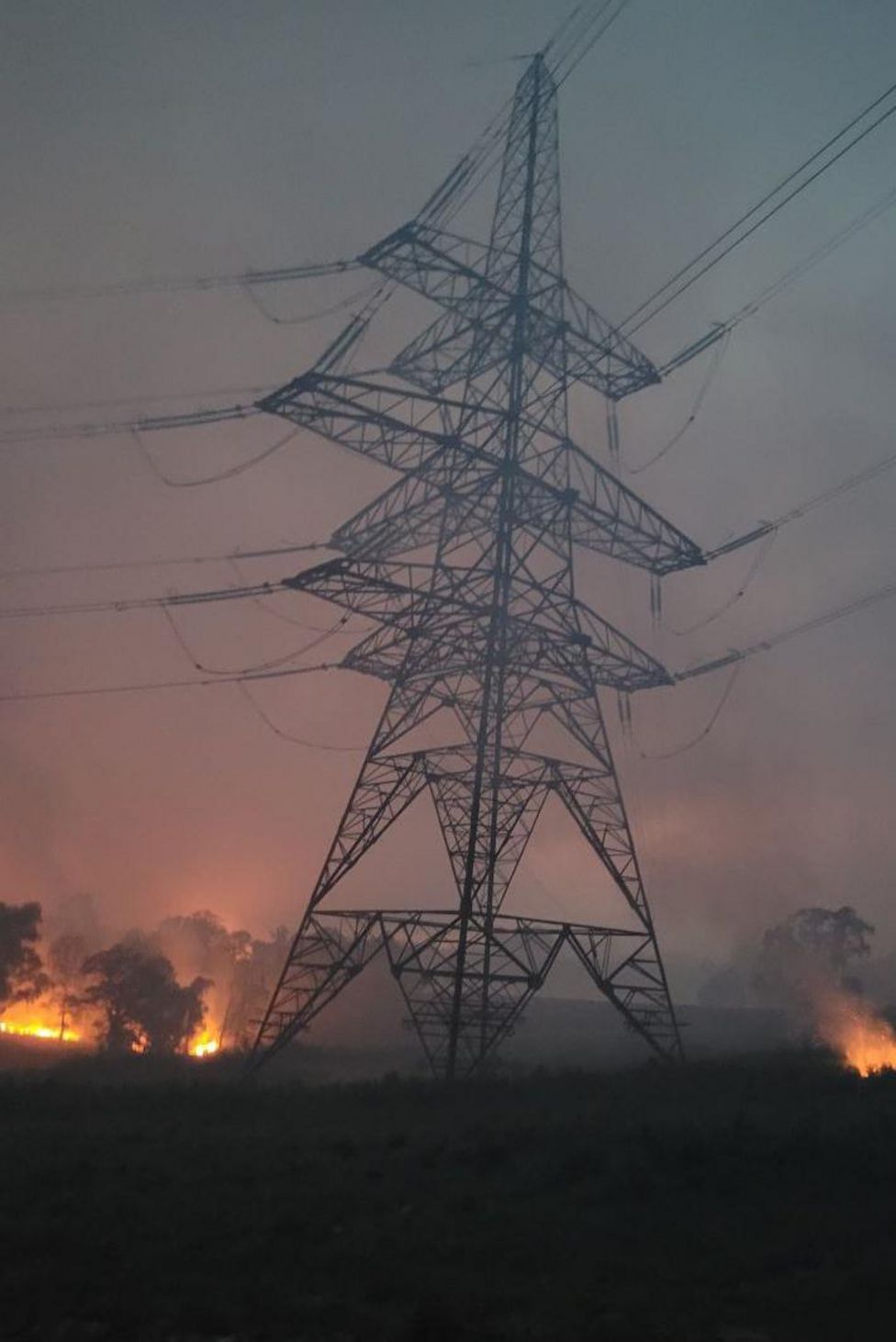 Highland fire crews battle wildfire near Cannich - BBC News