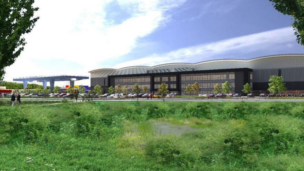 R﻿ail freight terminal at Radlett Aerodrome moves a step closer - BBC News