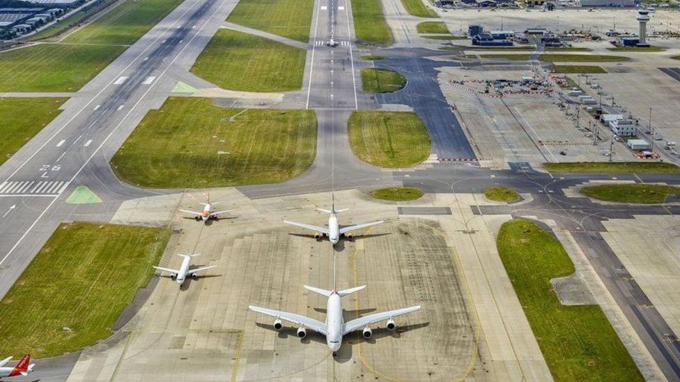 Gatwick Airport runway plans accepted by planning inspectors - BBC News