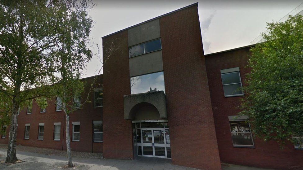 Couples 'come to blows' in Ipswich family court waiting area - BBC News