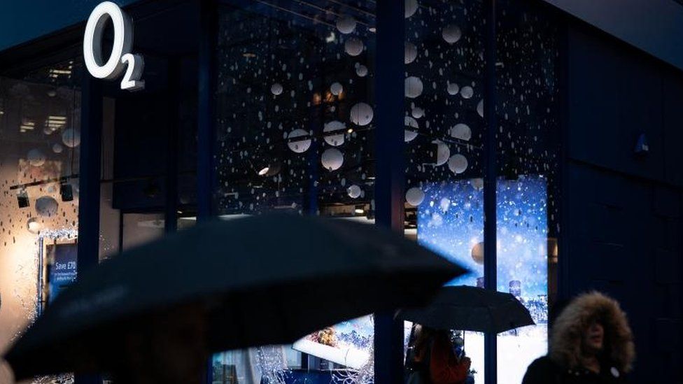 O2 disruption: Operator offers compensation over outage - BBC News