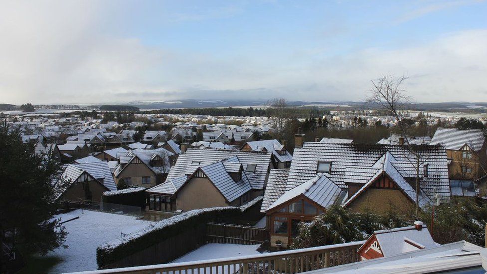 April showers bring snow flurries to Scotland - BBC News