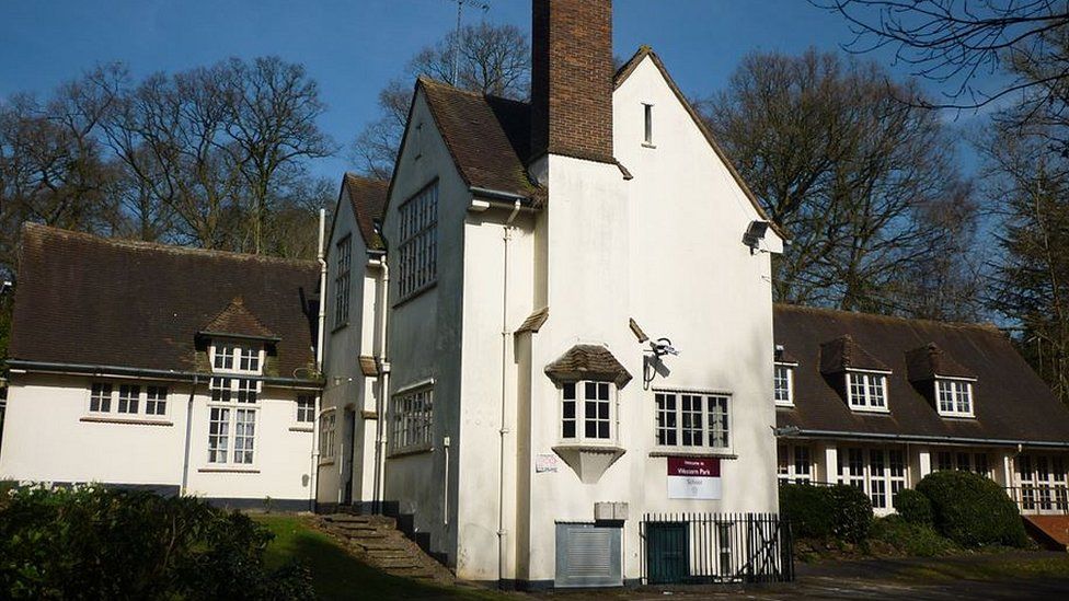 Listed school restoration plans backed by planners - BBC News