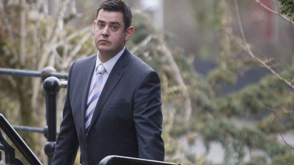 Man gave 'thumbs up' before being crushed by tree - BBC News