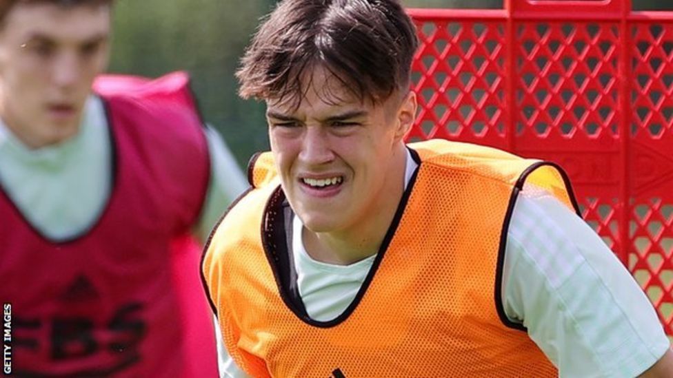 Jacob Wakeling: Barrow sign Leicester City striker on loan - BBC Sport