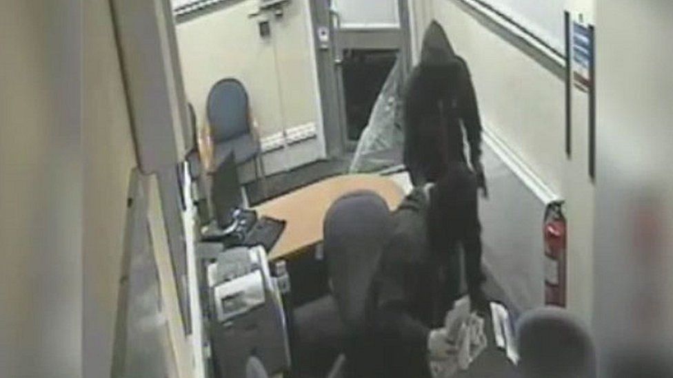 Armed gang jailed for 23 robberies which netted £1.5m - BBC News