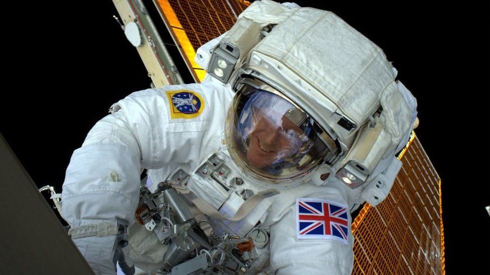 Tim Peake tweets spacewalk selfie - BBC News