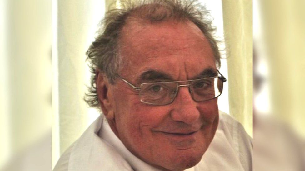 Cyfle i brynu darn o hanes rhaglen eiconig C'mon Midffîld - BBC Cymru Fyw