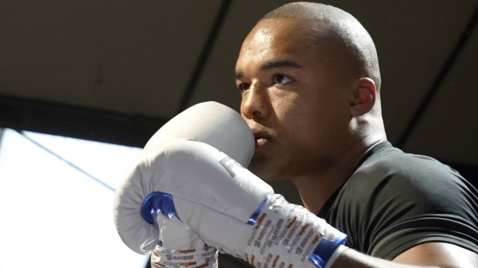 Ipswich boxer dreams of world championship glory - BBC News