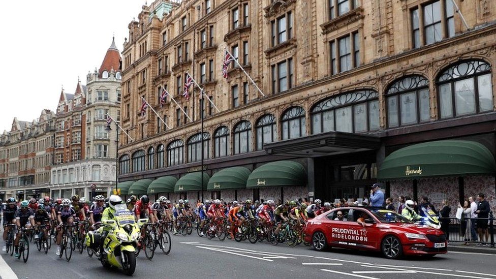 Prudential RideLondon: Thousands of cyclists descend on capital - BBC News