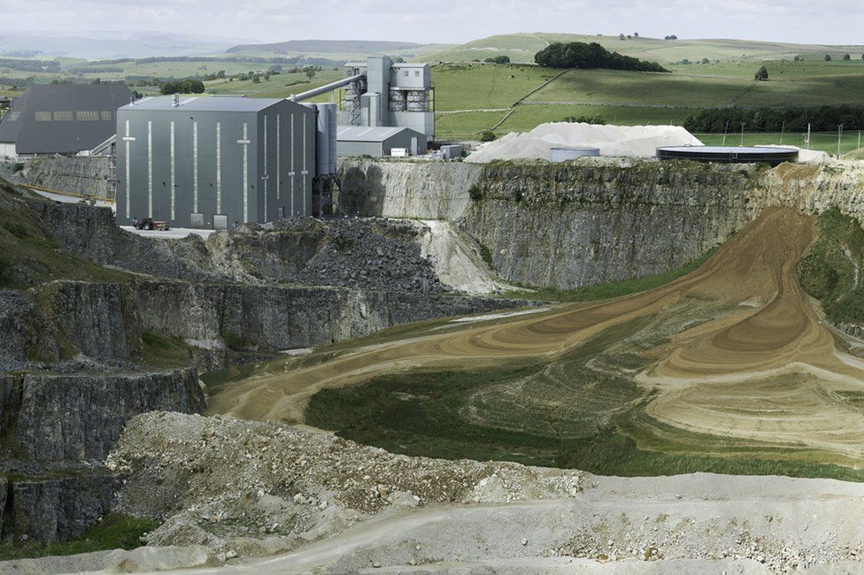 Colin Shaw Peak District exhibit celebrates quarries - BBC News