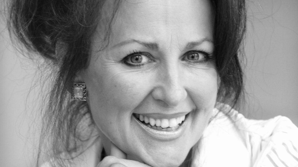 Daughter to walk in memory of 1970s beauty queen mum - BBC News