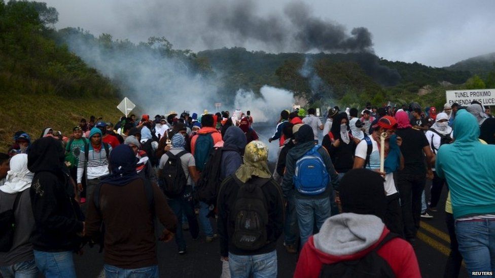 Mexico riot police clash with protesting students in Guerrero - BBC News