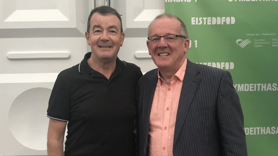 Comisiynydd: Rhieni angen 'eglurder' ar addysg Gymraeg - BBC Cymru Fyw