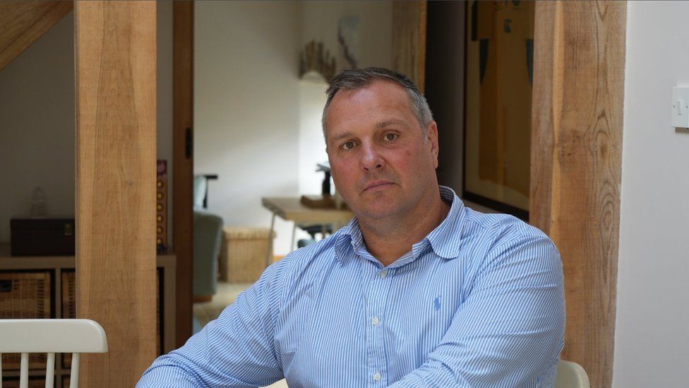 Cyfraddau llog: 'Talu cannoedd yn fwy am forgais' - BBC Cymru Fyw
