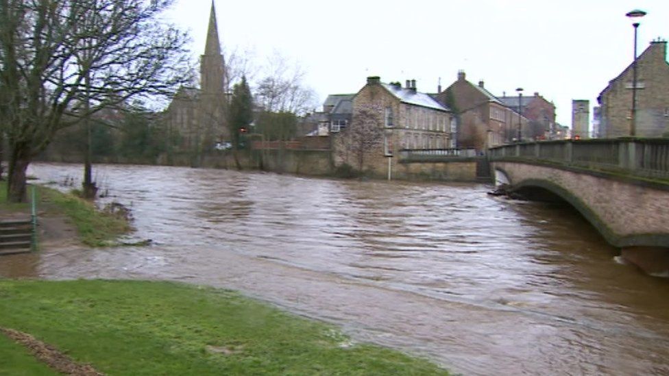 Morpeth flood gate closed as roads flood - BBC News