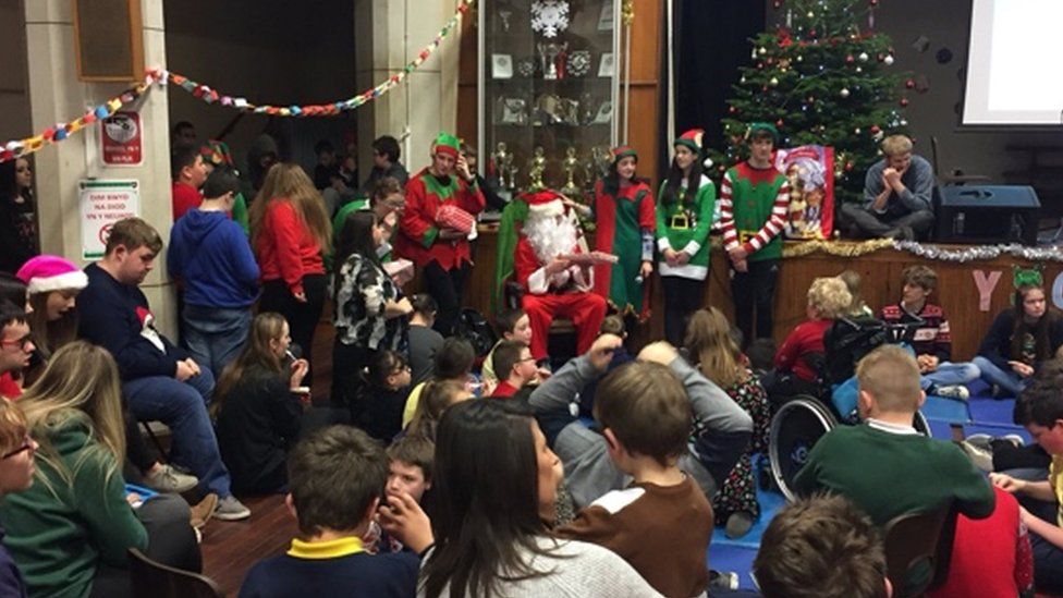 Chweched dosbarth: Ysgol v Coleg - BBC Cymru Fyw
