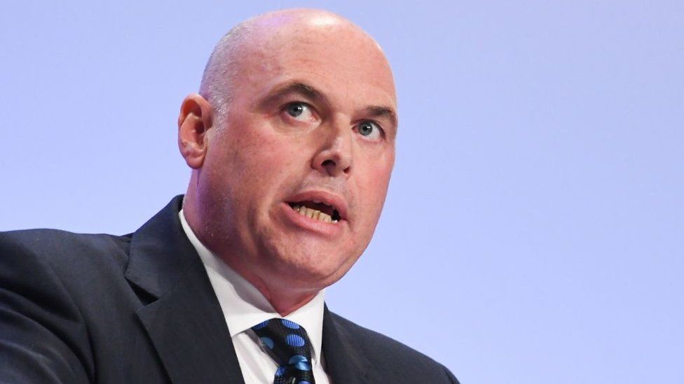 ASau a yfodd alcohol yn y Senedd 'heb dorri cod ymddygiad' - BBC Cymru Fyw