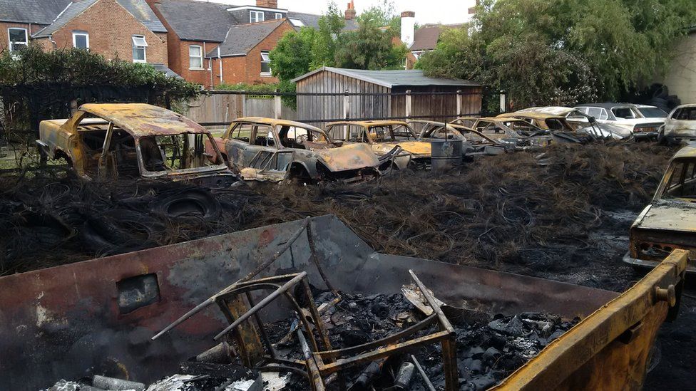 Homes evacuated as Oxford tyre fire spreads - BBC News
