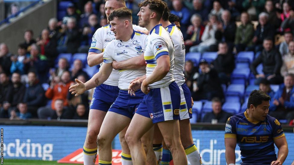Super League: Warrington Wolves 32-18 Wakefield - Wire beat 12-man ...