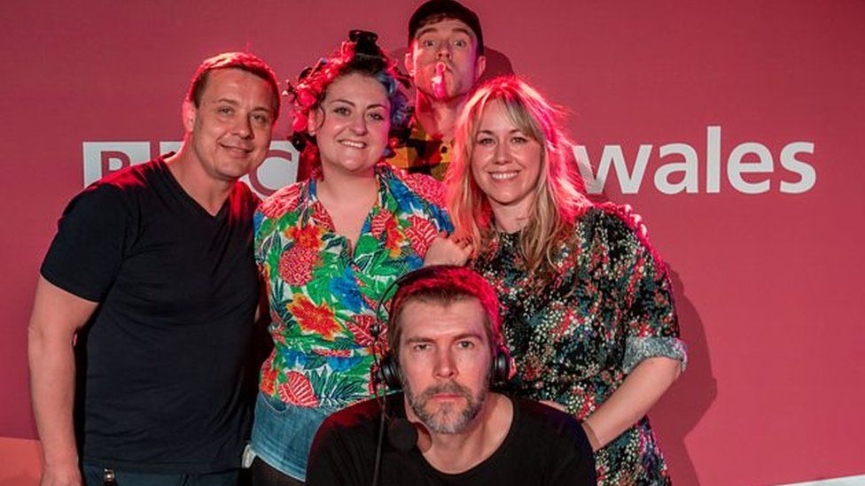 Endometriosis: 'Poen hunllefus bob mis' - BBC Cymru Fyw