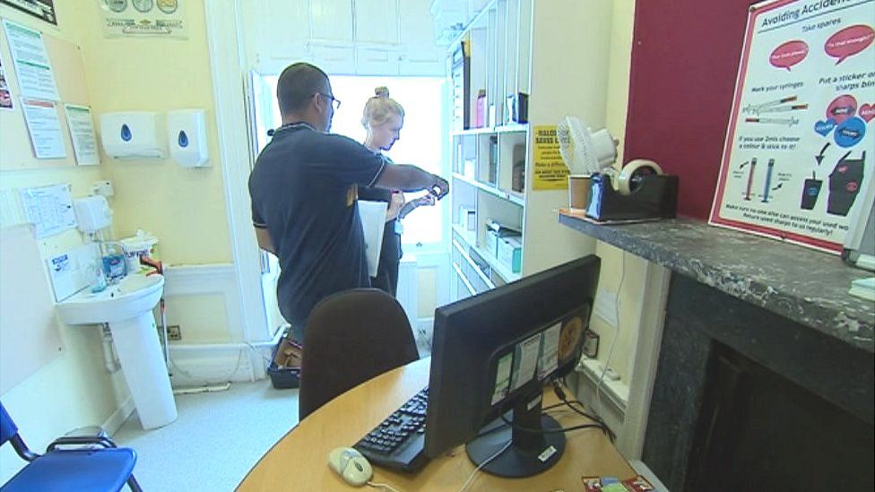 'Safer' needles for drug users gets global interest - BBC News