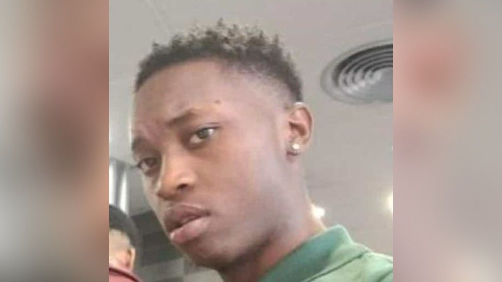 Craig Maposa: Two plead not guilty to murdering man - BBC News