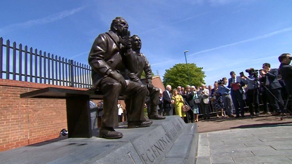 Statue of Notts County's Jimmy Sirrel and Jack Wheeler unveiled - BBC News