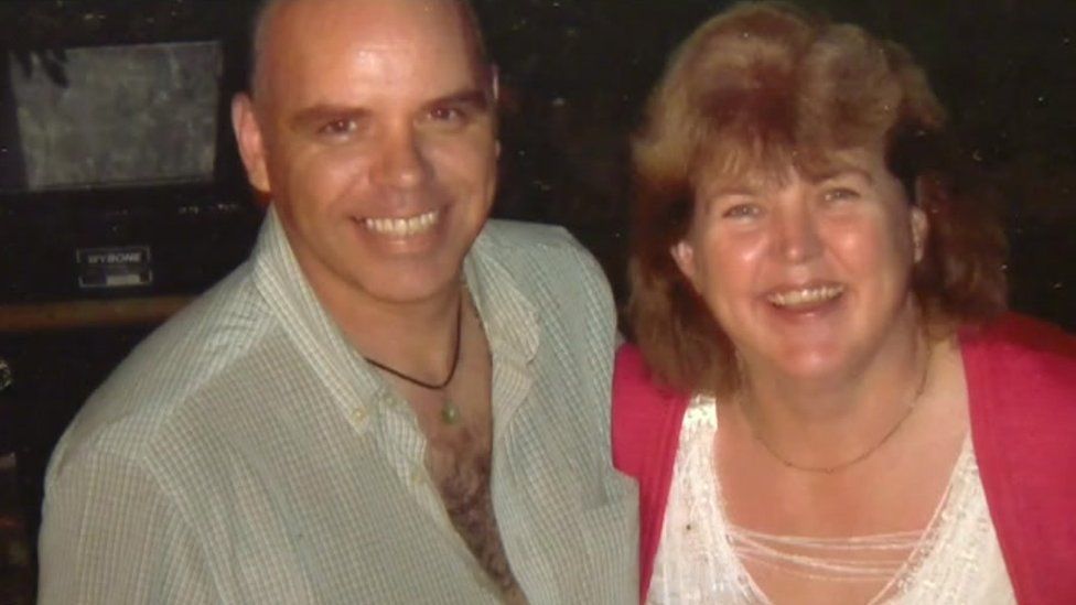 Widow criticises ambulance for 'failing' heart attack husband - BBC News