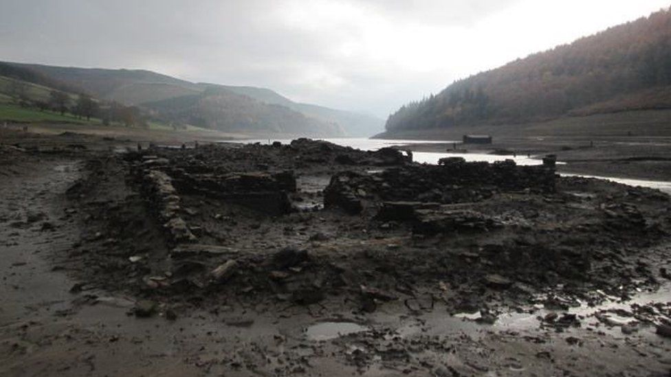 Ladybower Reservoir's low water levels reveal abandoned village - BBC News