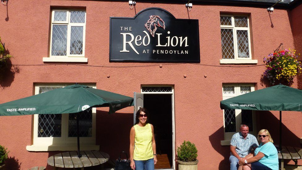 Lancashire woman visits Britain's 656 Red Lion pubs - BBC News