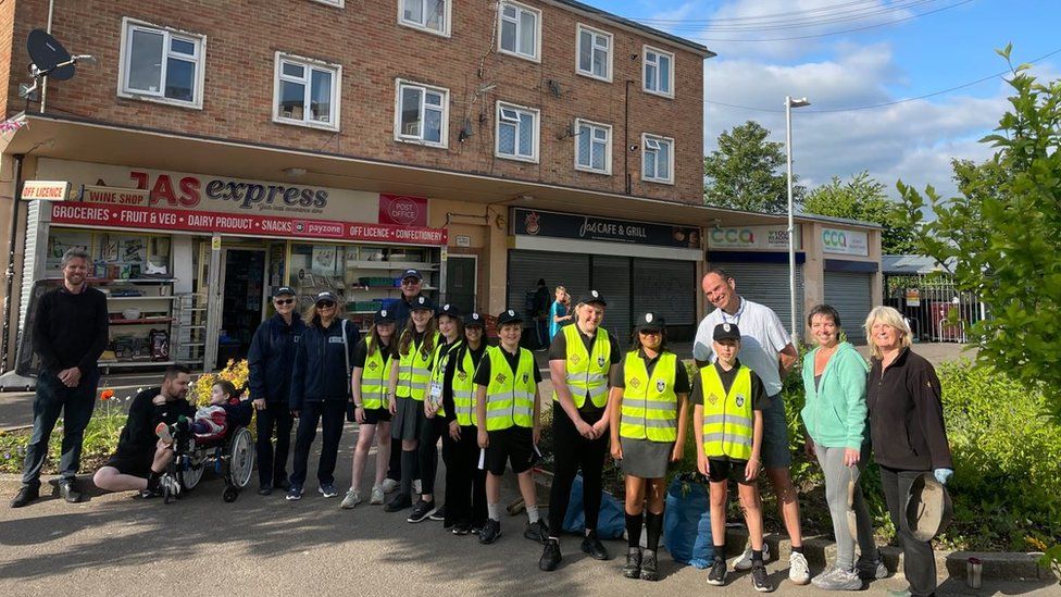 Reading residents work to transform neglected open space - BBC News