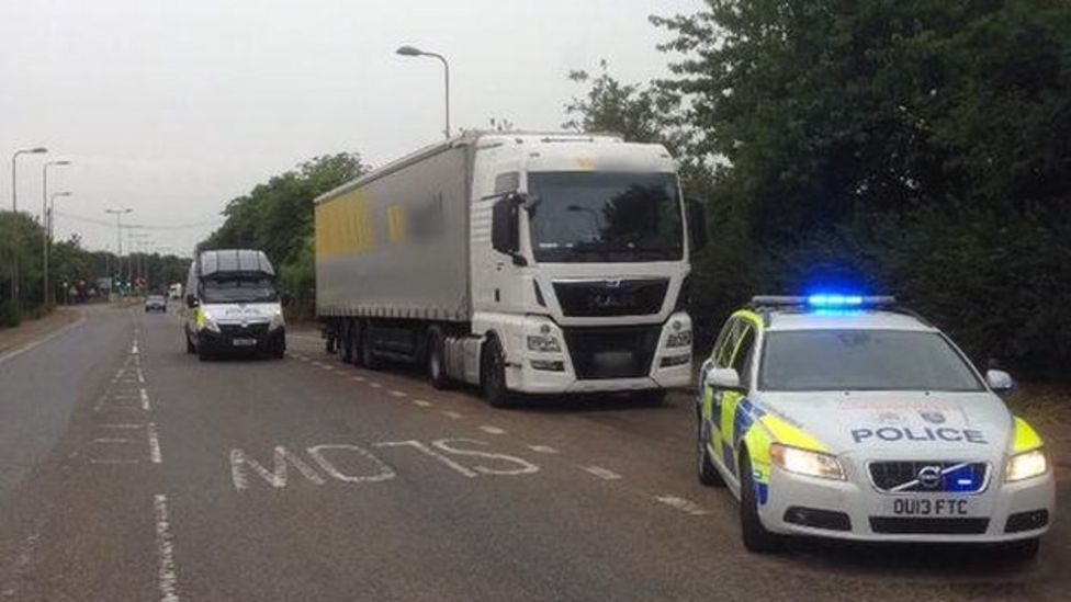 Fifteen held after lorry pulls off M40 near Banbury - BBC News