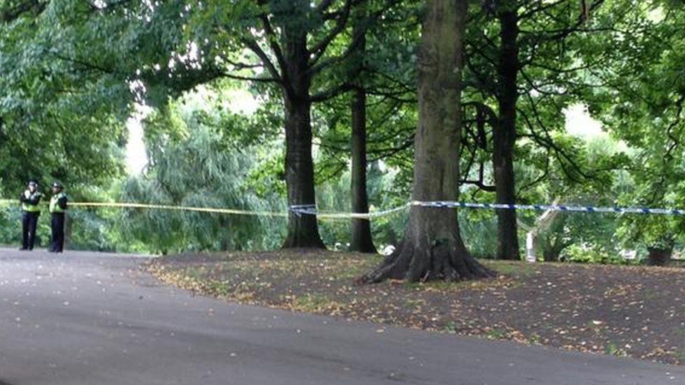 Murder arrest in Leeds Burley Park death - BBC News
