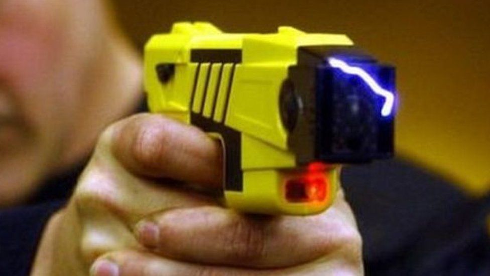 Plismyn Heddlu'r Gogledd eisiau cario gynnau Taser - BBC Cymru Fyw