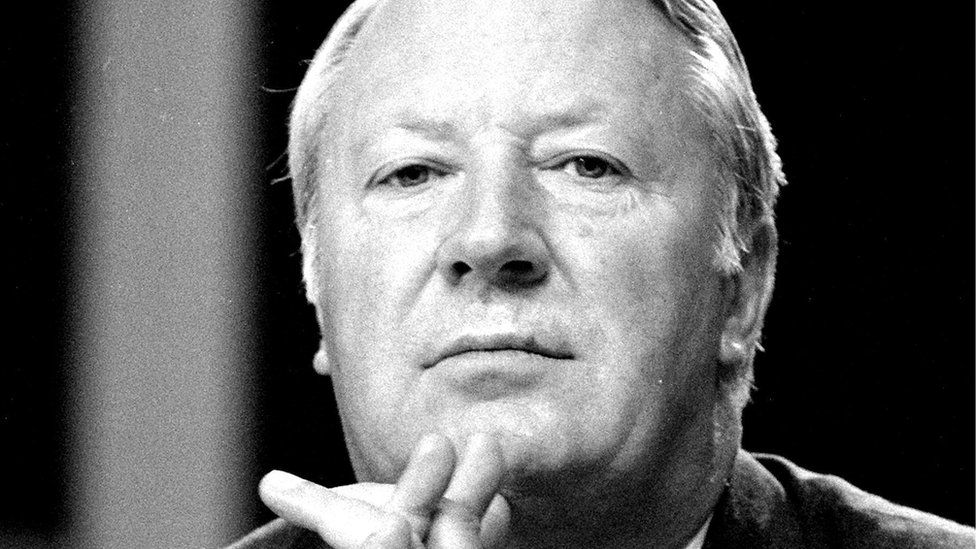 Sir Edward Heath abuse claims inquiry detective retires - BBC News